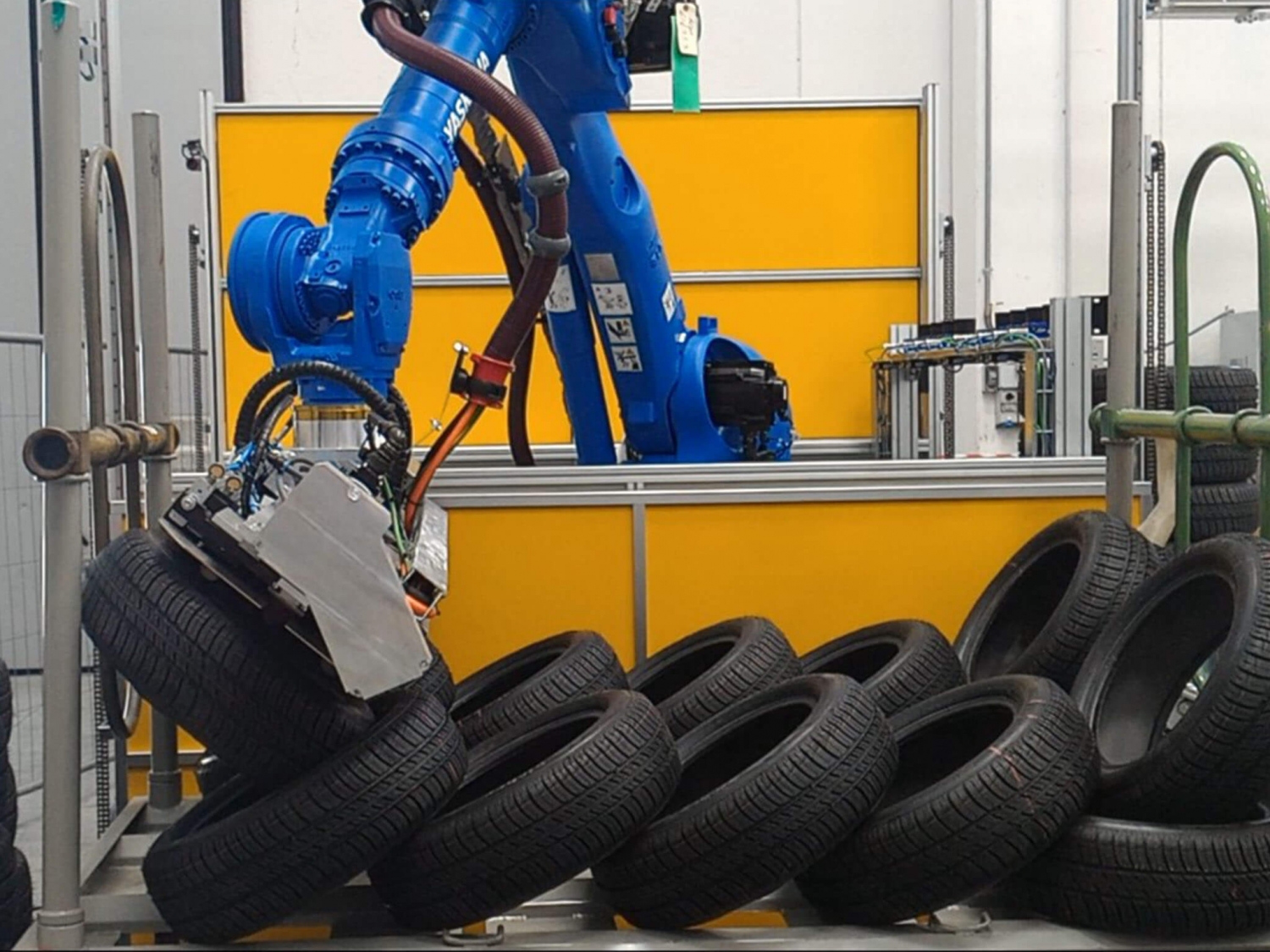 Anthropomorphic Tyre Palletizing Robot | Cassioli Group