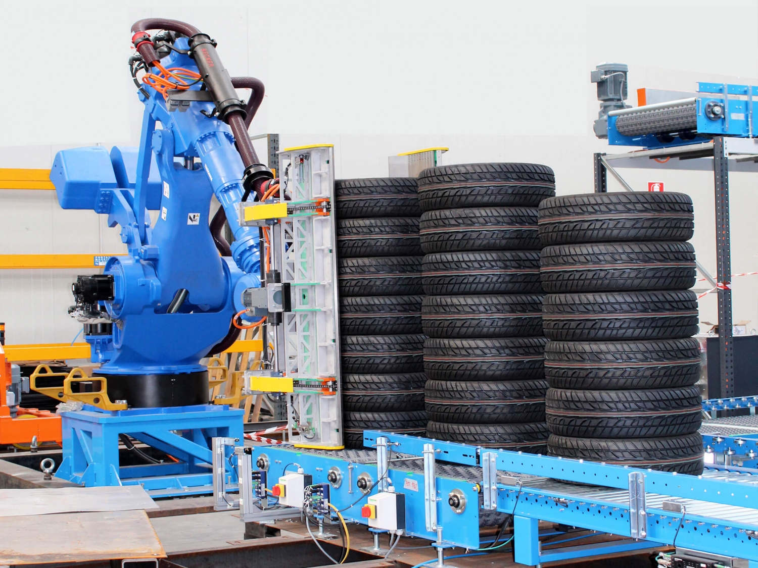 Anthropomorphic Tyre Palletizing Robot | Cassioli Group